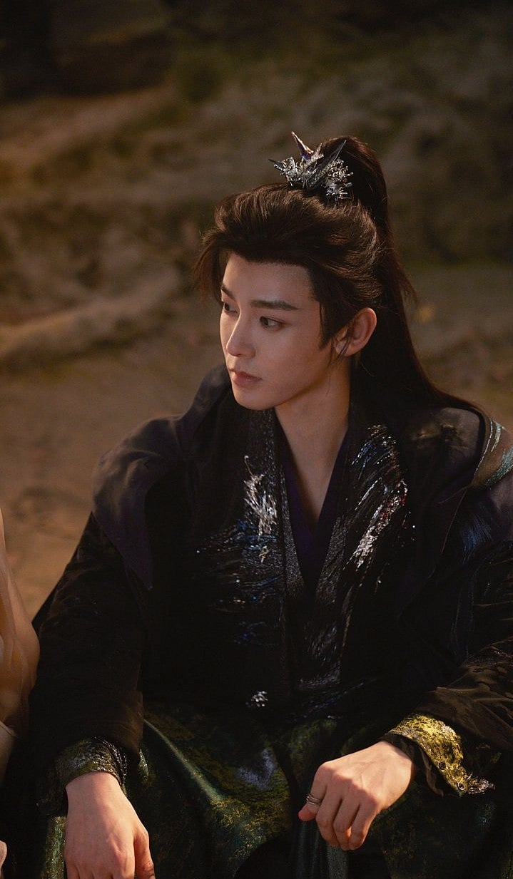 Love in the clouds: When seduction is a weapon, who falls first?