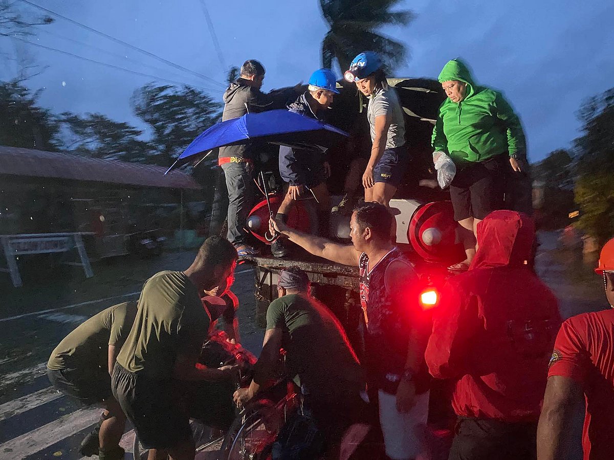 Naval Forces Southern Luzon aids pregnant woman in Libon, Albay