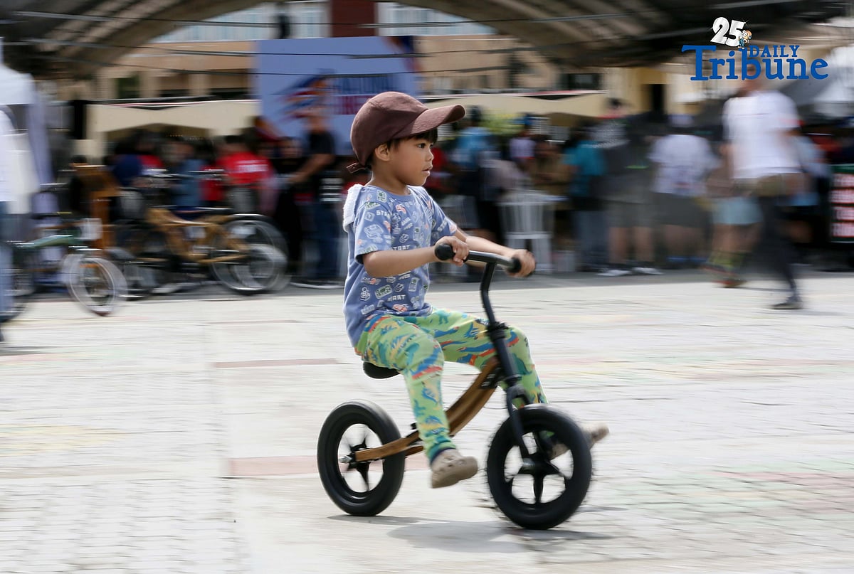 Bike enthusiasts try bamboo bikes in Quezon City