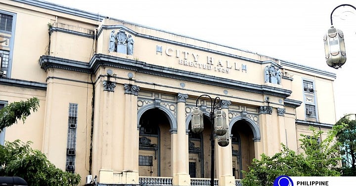 Manila City Hall open despite holiday