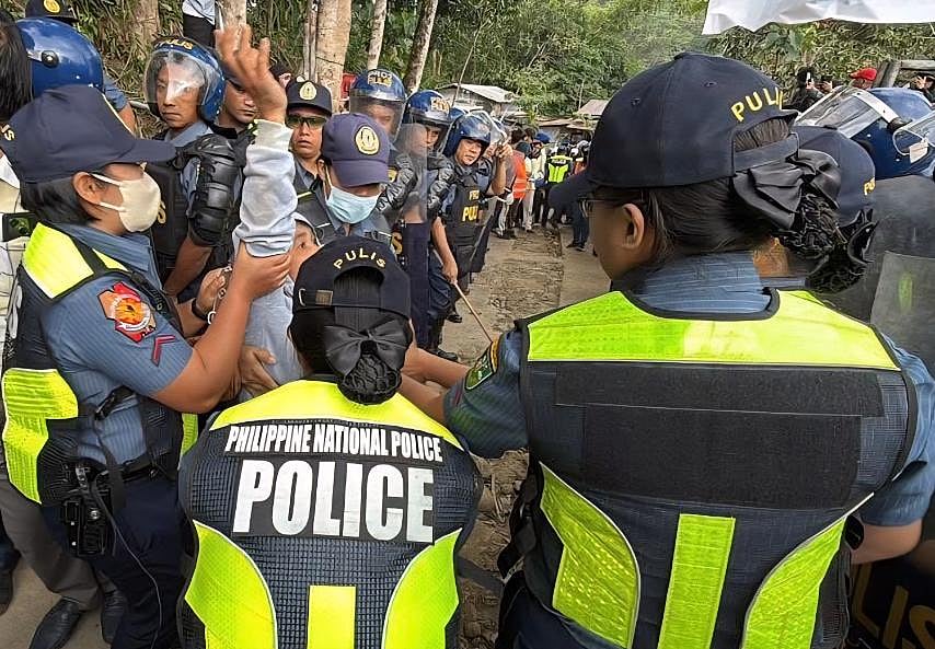 Police disperse human barricade in Nueva Vizcaya, arrest seven