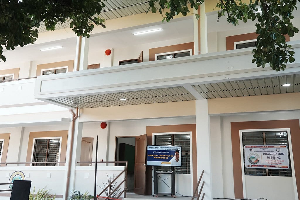 Provincial Gov. turns over new bldg. to Pampanga tech-voc school