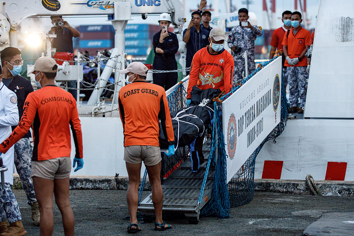 Filipino shipwreck survivors arrive in Manila