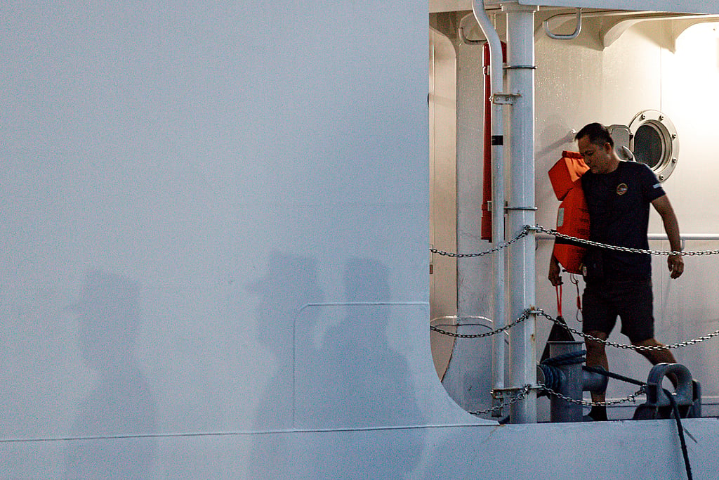 Filipino shipwreck survivors arrive in Manila