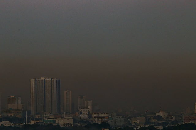 Morning smog blankets Manila as air quality worsens