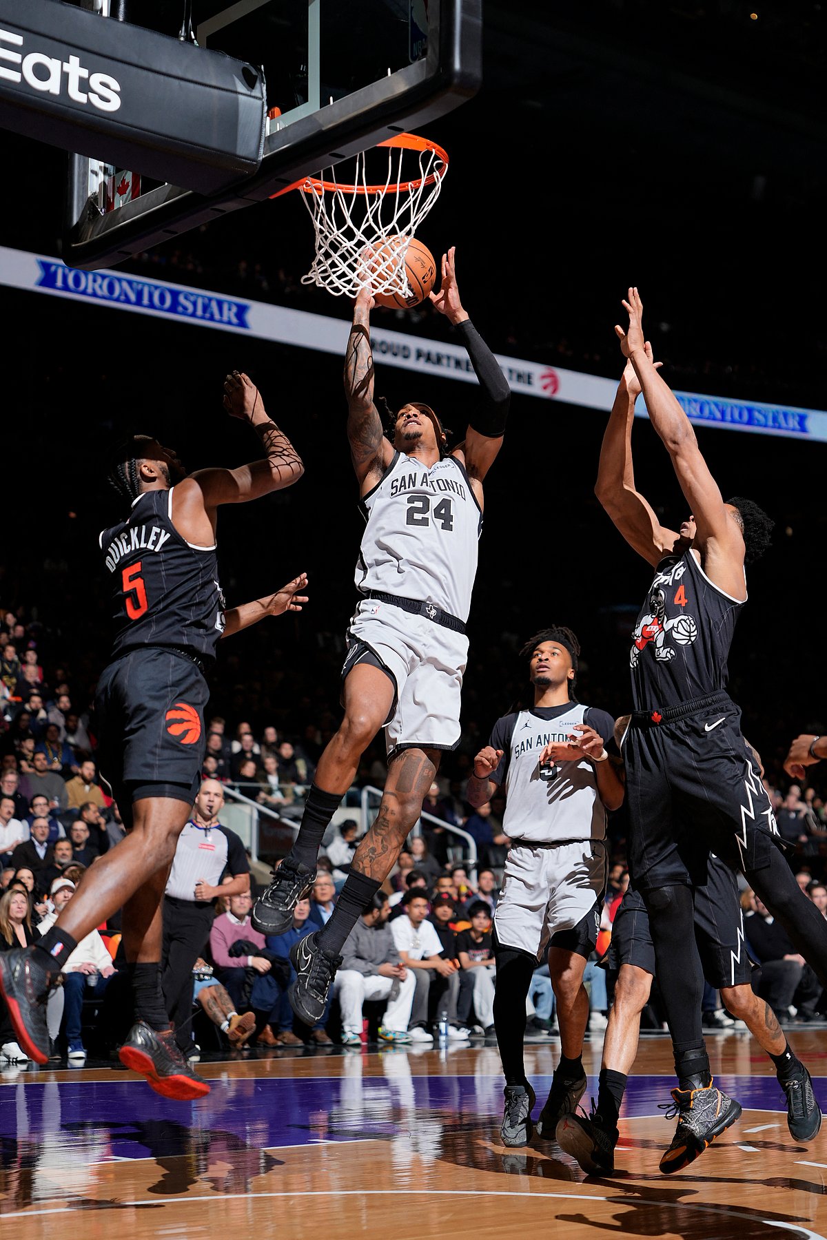 Spurs keep rolling; Pistons stun Thunder