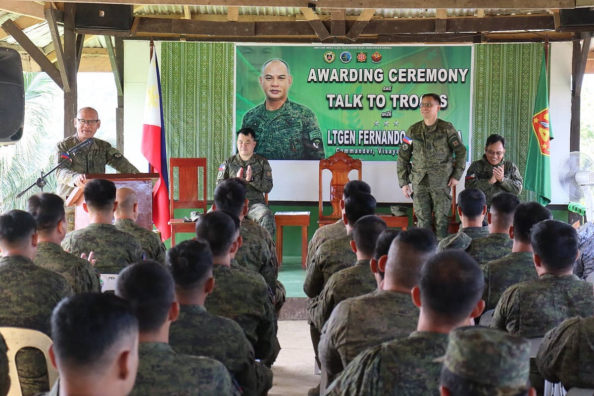 VisCom chief awards frontline troops