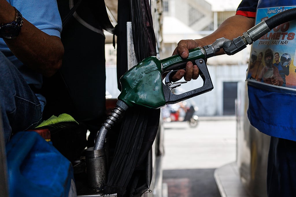 Jeepney drivers fuel up ahead of expected price hike