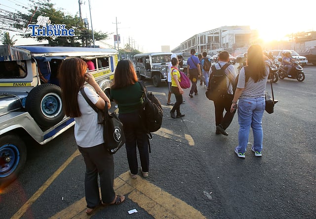 Commuters Philcoa Commonwealth