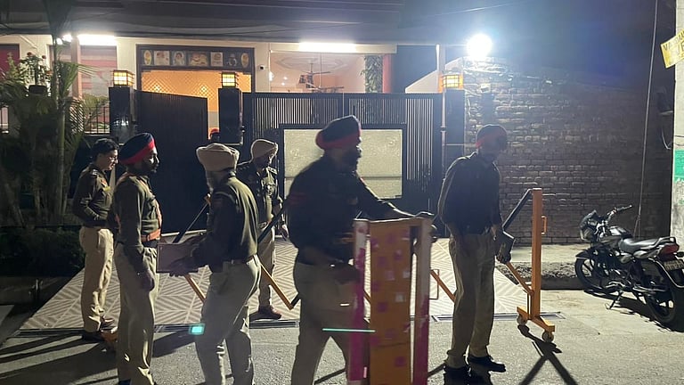 Firing Outside Dr. Vardaan Hospital, Mota Singh Nagar Jalandhar