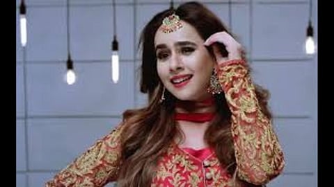 Know why Sunanda Sharma screams and steps back on stage