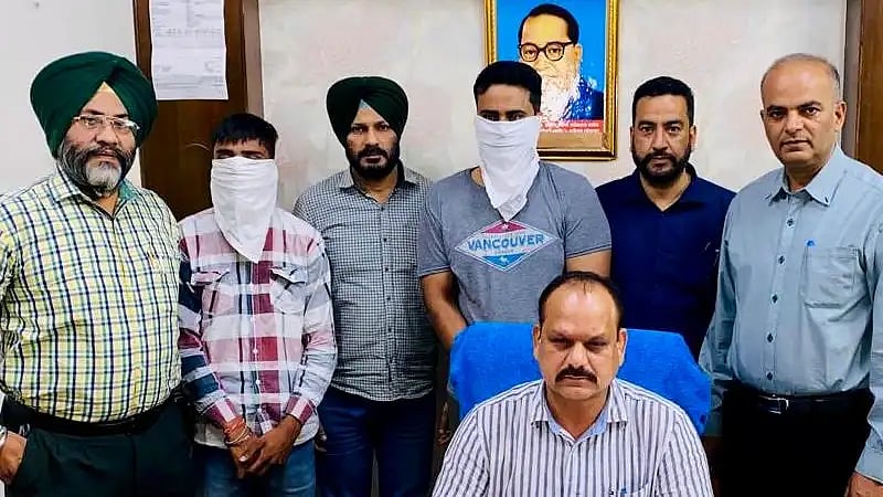 Phagwara SHO Jatinder Kumar & his accomplice arrested by Vigilance Bureau for accepting Rs ...