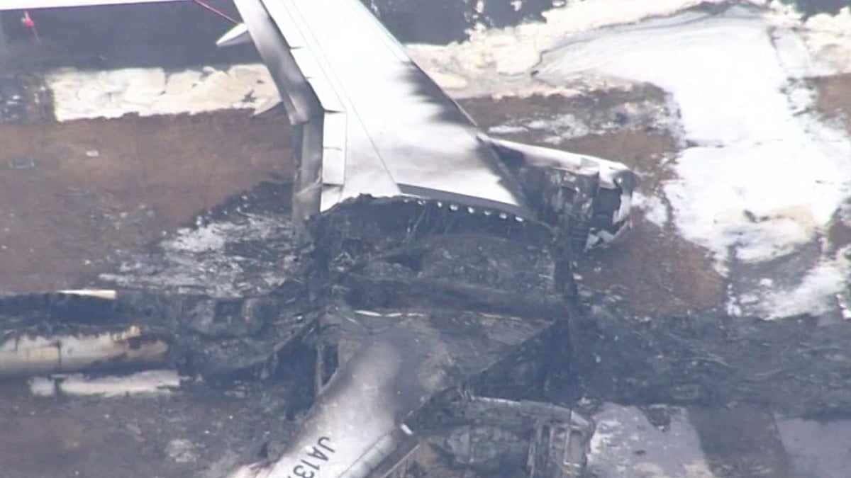 Crisis Averted: Flight Attendant's Timely Alert in Tokyo Runway Incident