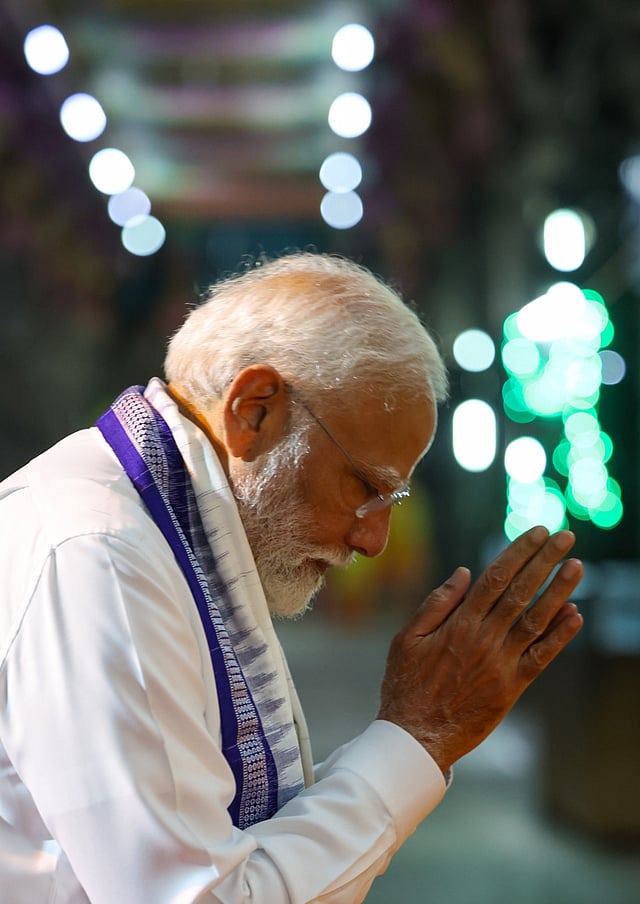 Sacred Sojourn: PM Narendra Modi's Reverent Visit to Meenakshi Amman Temple