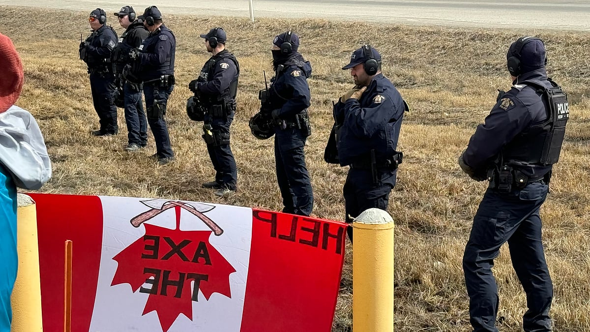 Police tac-teams move in on Calgary-area carbon tax protestors as they ...