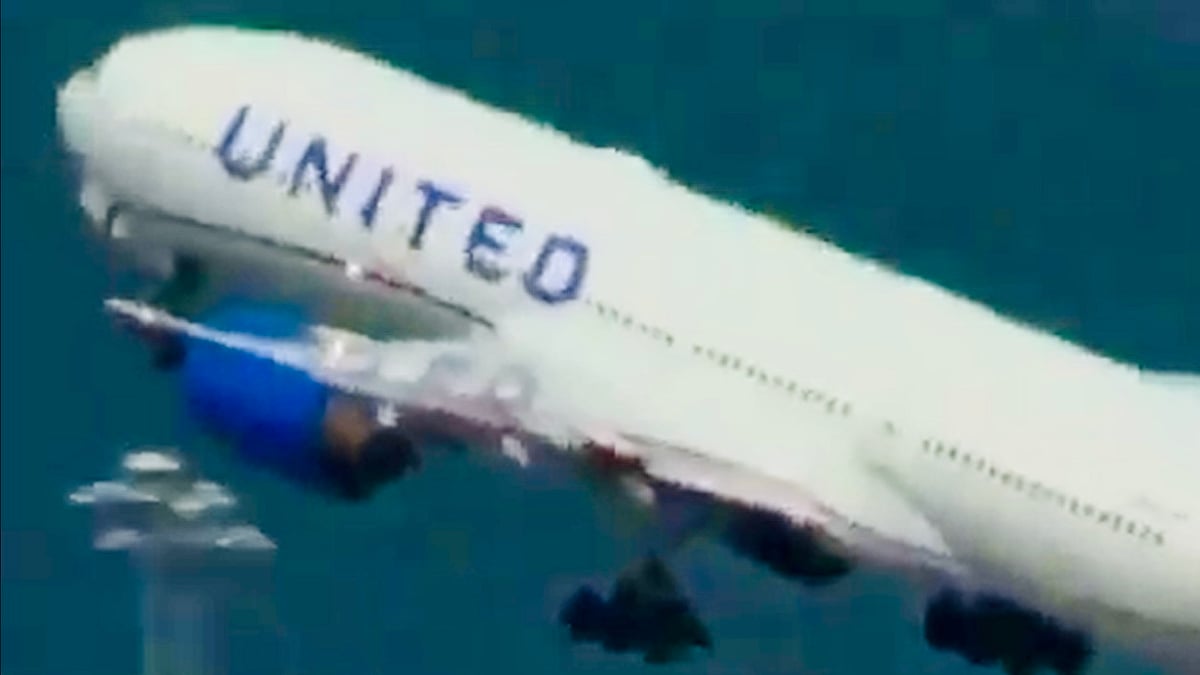 Pilot on Boeing flight filmed fixing window before takeoff