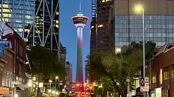 HIGH ANXIETY: Calgary Tower lit up in bleu et l’orange — but not for Oilers