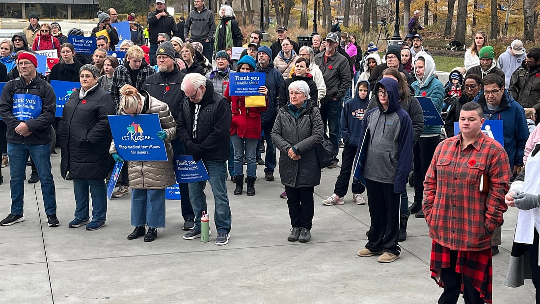 WATCH: About 140 people attend Edmonton rally supporting Alberta gov’s ...