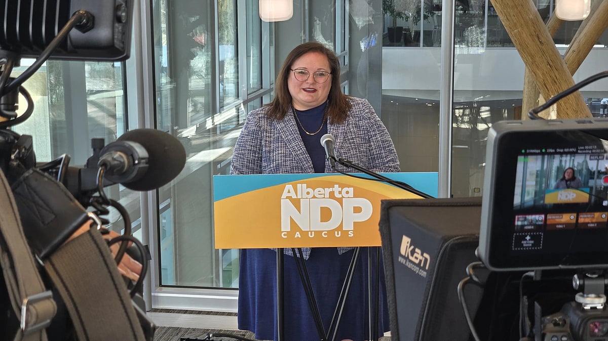Alberta NDP call for sacking of health minister, again