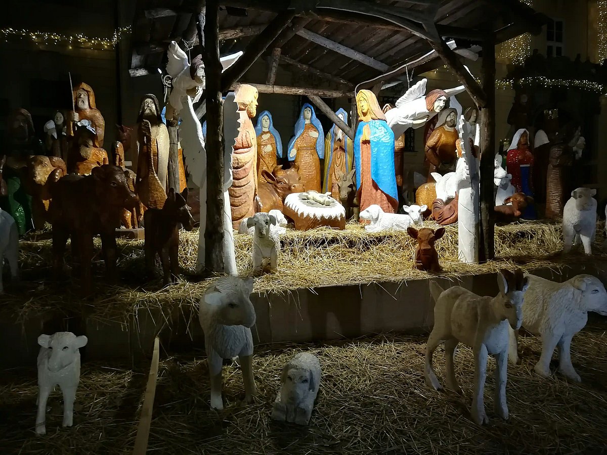 Shepherds and angels visit baby Jesus