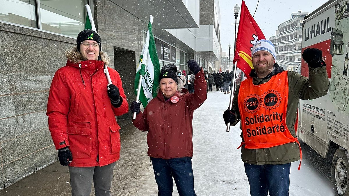 Sask PSAC gov't workers hit picket lines for strike Day Two