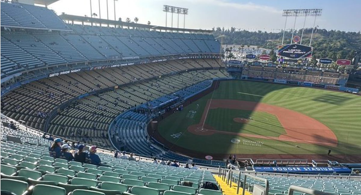 Empty stadium greets 'nuns' getting Dodgers' award