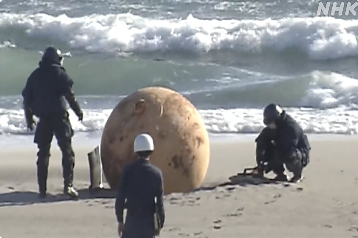 KONNICHI-WHA—?: Mystery sphere found on Japanese beach